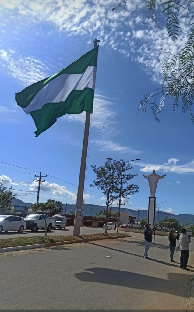 Banderas cruceñas flamean con orgullo en capital y provincias - CRE